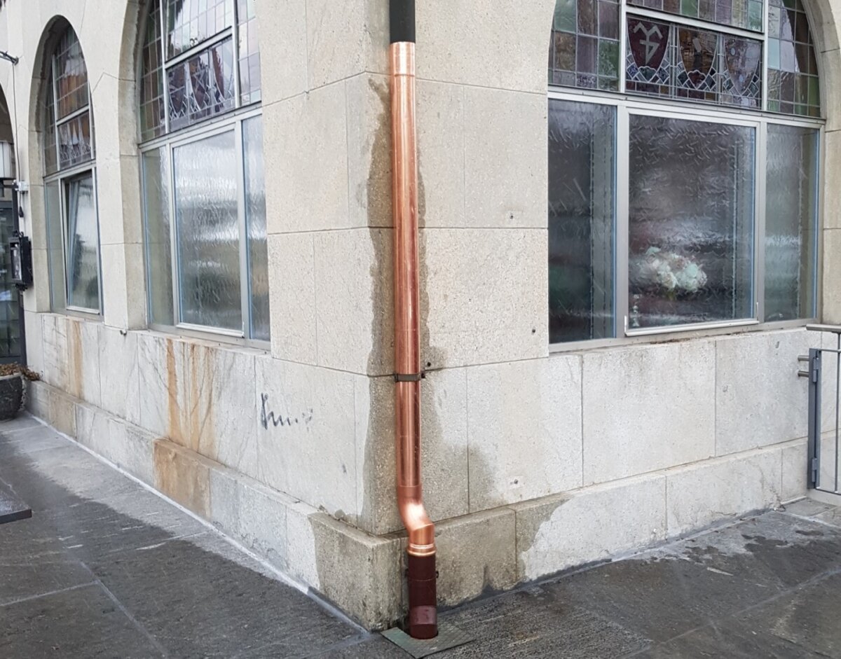 Dachablauf regelmässig kontrollieren und reinigen, Verstopfung meiden